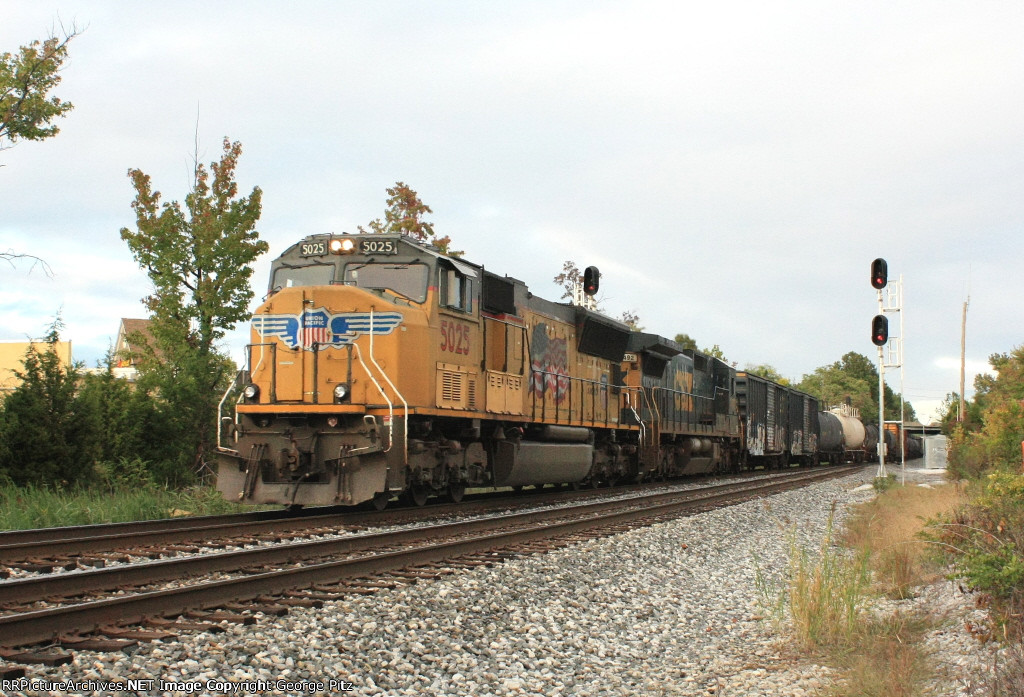 UP 5025 and CSX train Q405
